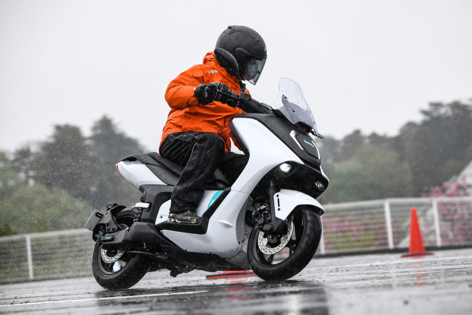 【試乗】ヤマハの電動バイク「E01」はNMAXの走りを超えた新時代の乗り物！ - Moto Connect(モトコネクト)