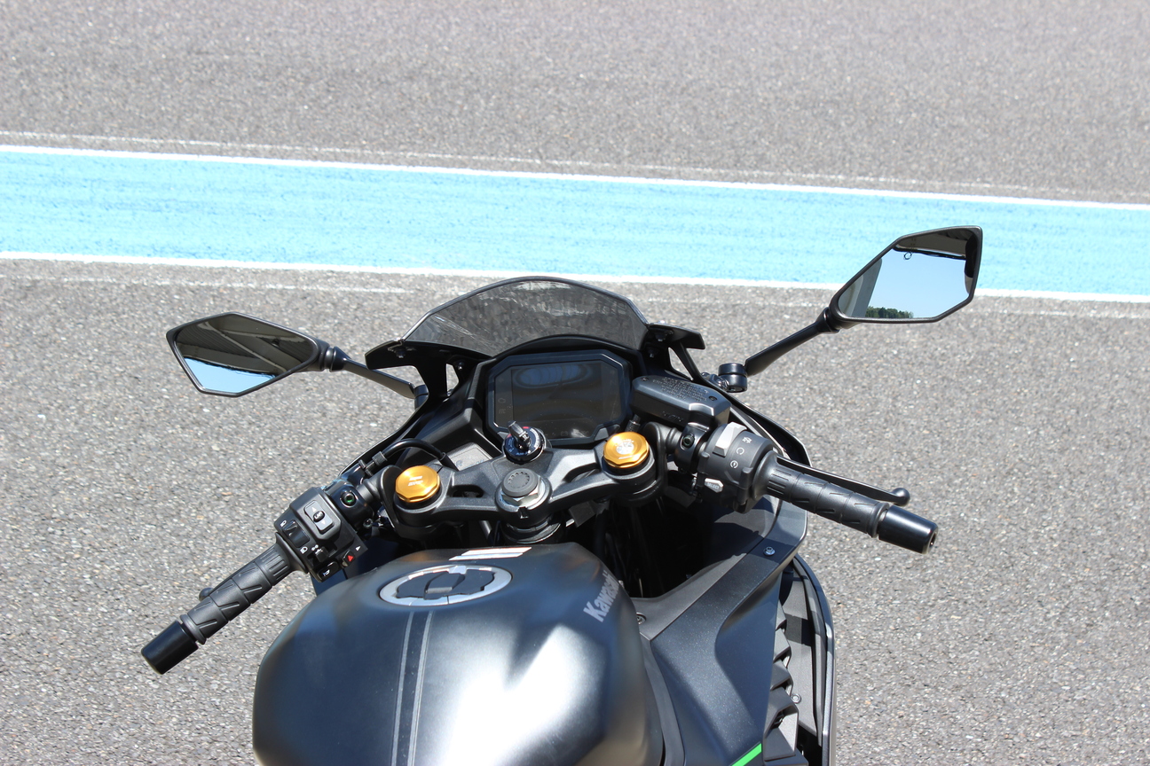 【Ninja ZX-4R SE/ZX-4RR】一般ライダー目線で試乗インプレッション！ - Moto Connect(モトコネクト)